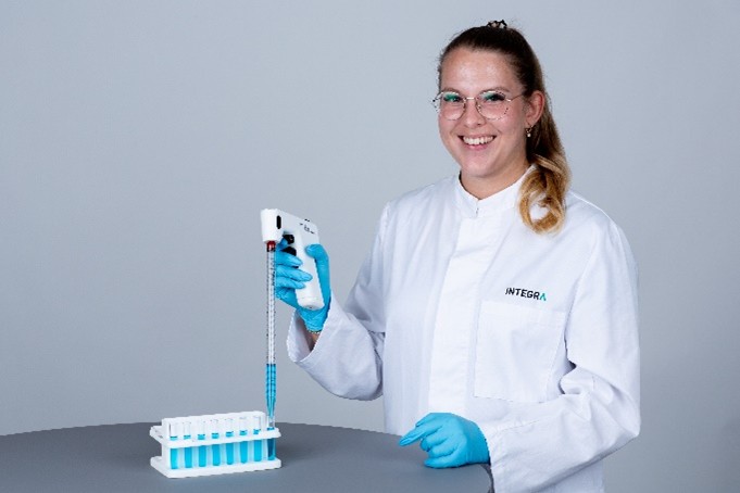 PIPETBOY GENIUS for fast and ergonomic pipetting | INTEGRA